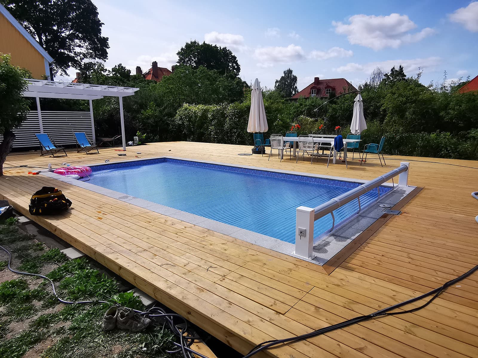 Pool med trädäck - Modern Pool Stockholm